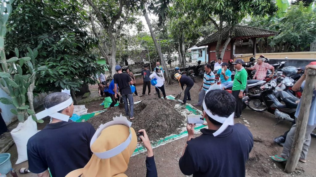 Pelatihan Pembuatan Pestisida Nabati (PesNab), Pupuk Bokhasi dan Pupuk ...