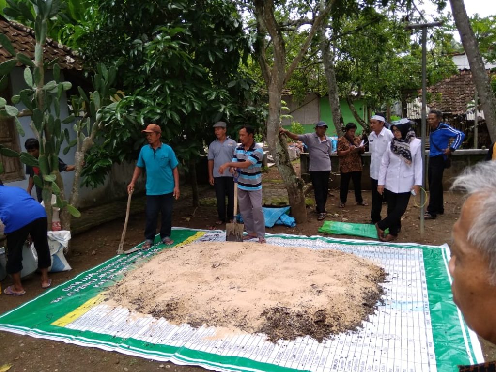 Pelatihan Pembuatan Pestisida Nabati (PesNab), Pupuk Bokhasi dan Pupuk ...